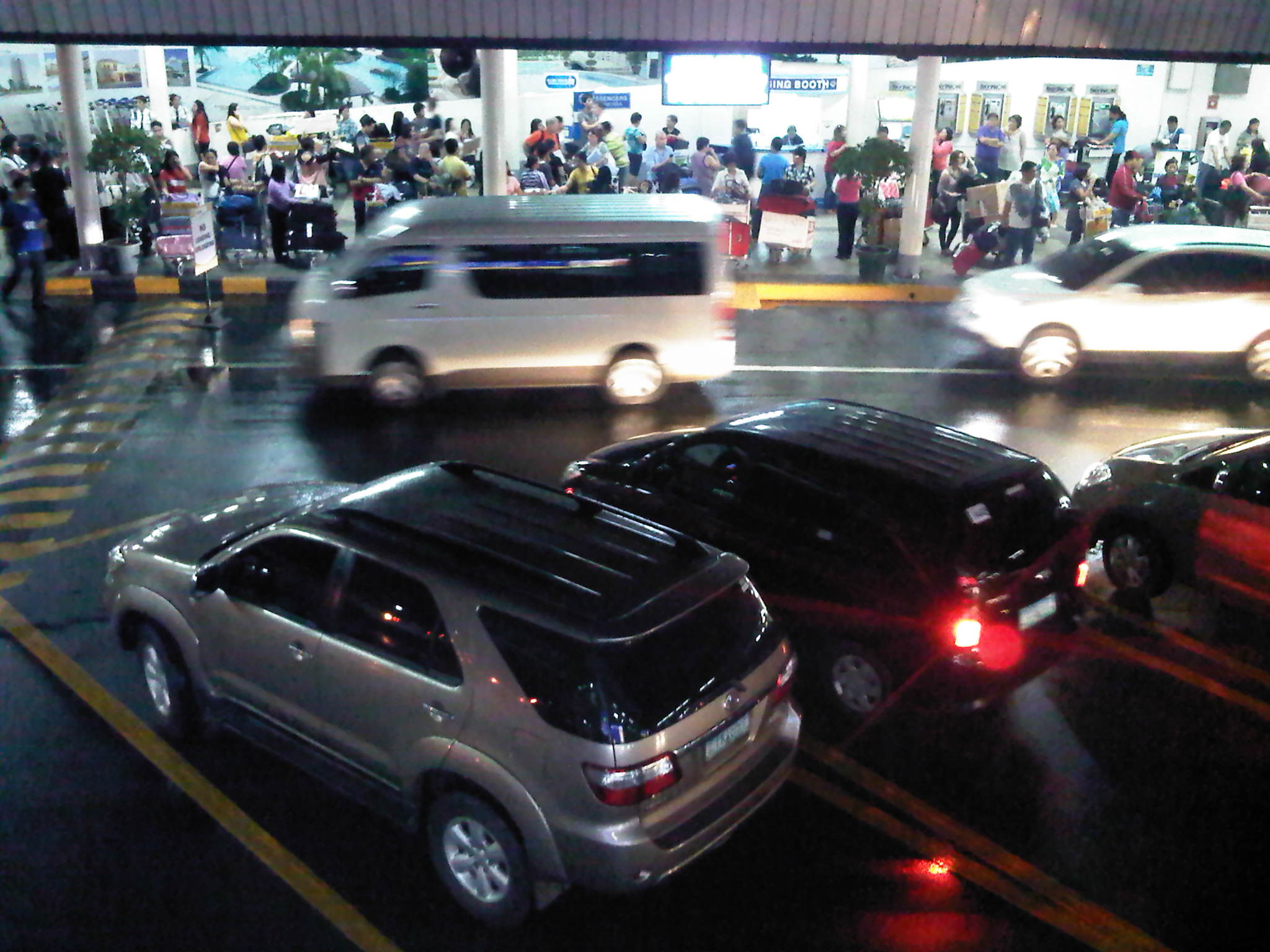 Crowded NAIA Terminal 1 arrival area « Caught (up) in traffic