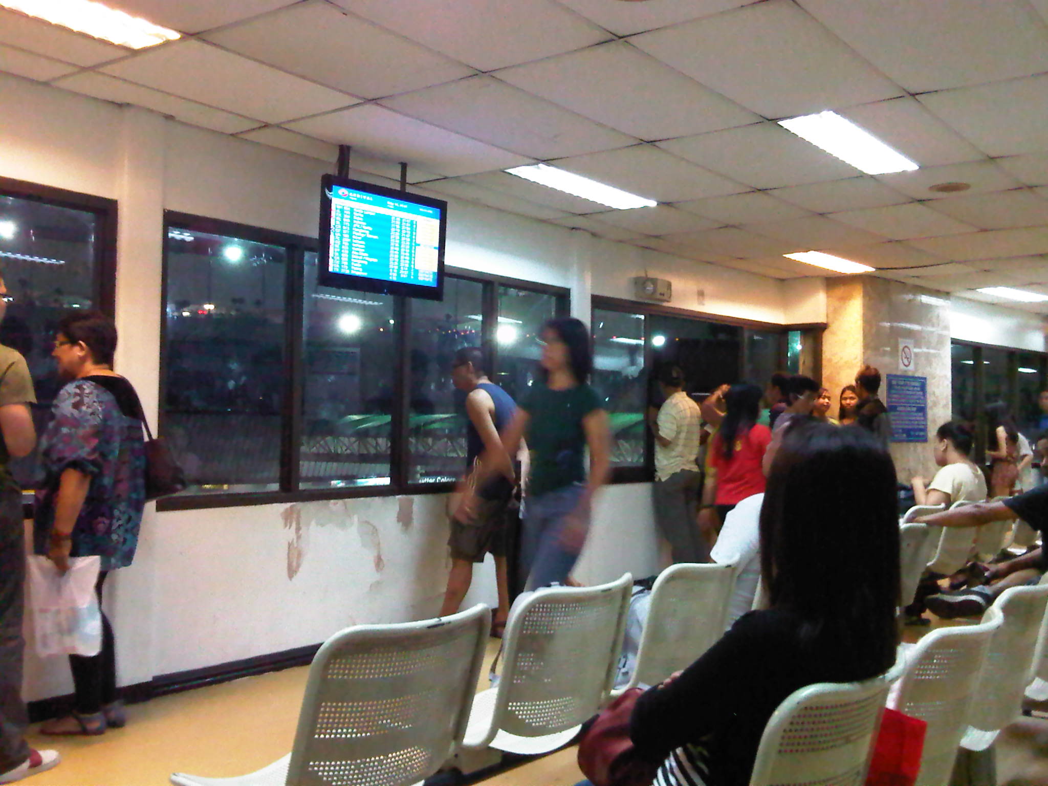 Crowded NAIA Terminal 1 arrival area « Caught (up) in traffic