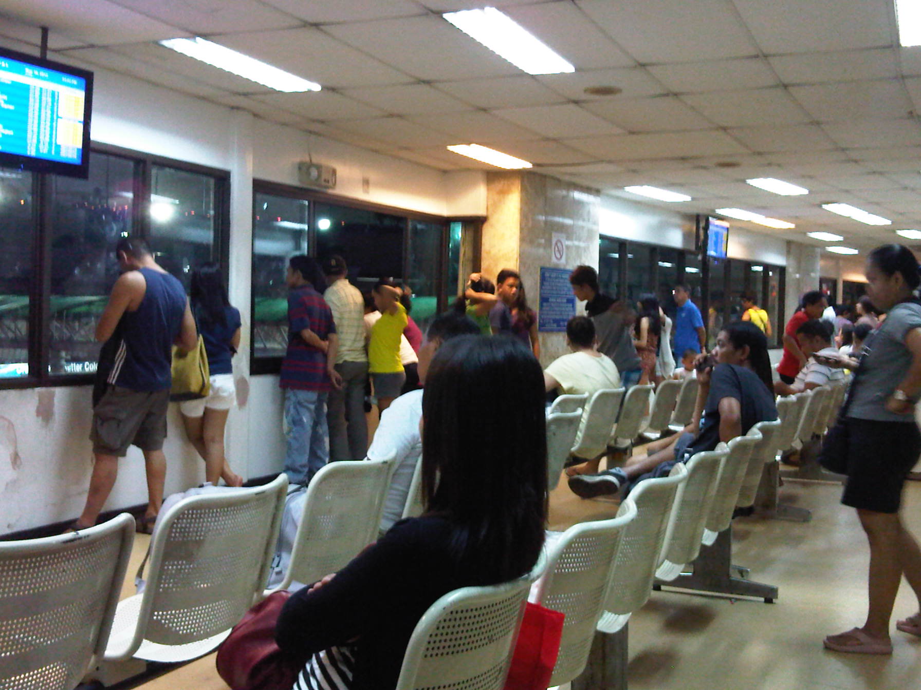 Crowded NAIA Terminal 1 arrival area « Caught (up) in traffic