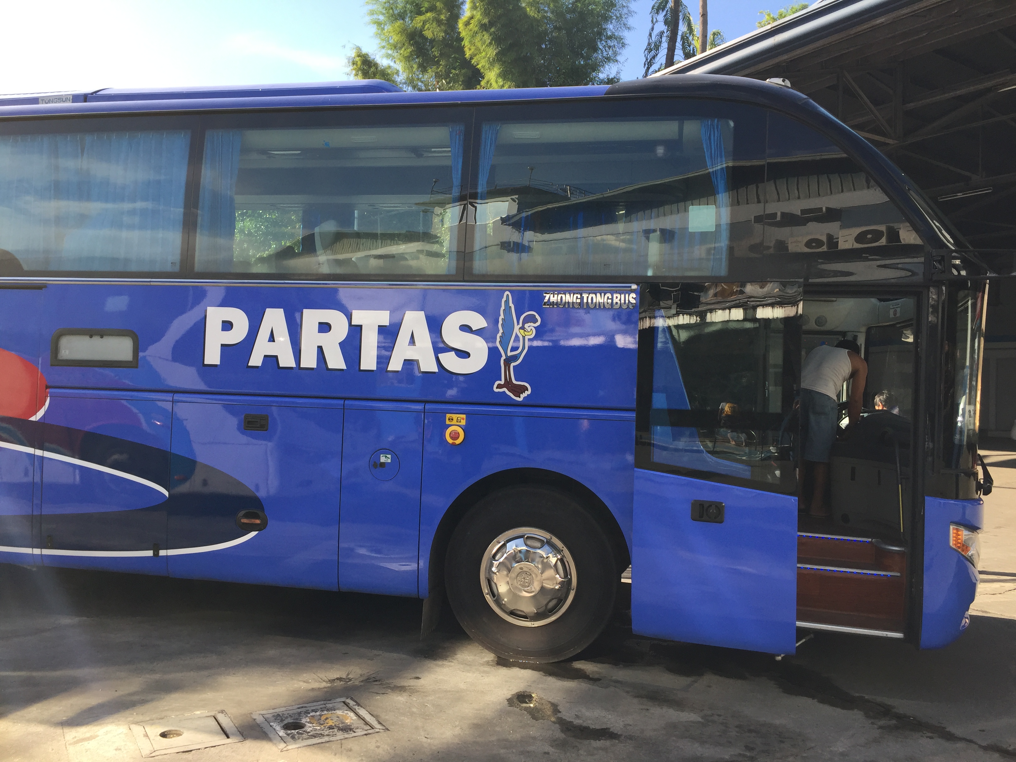 Partas’ Deluxe and Ms. Universe Buses « Caught (up) in traffic