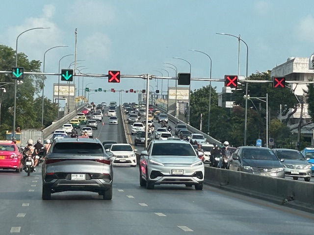 Counterflow lanes in Bangkok, Thailand « Caught (up) in traffic