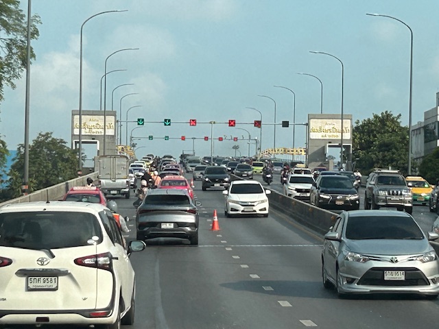 Counterflow lanes in Bangkok, Thailand « Caught (up) in traffic