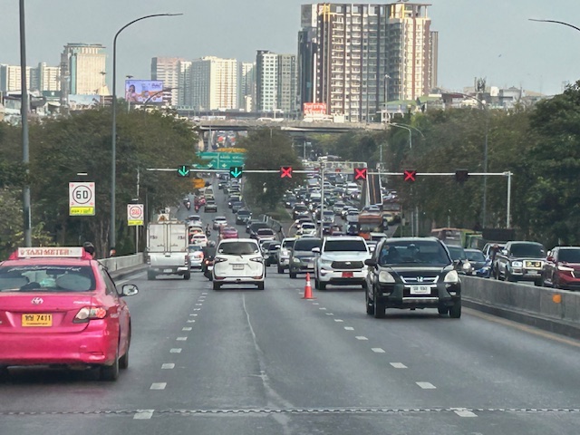 Counterflow lanes in Bangkok, Thailand « Caught (up) in traffic