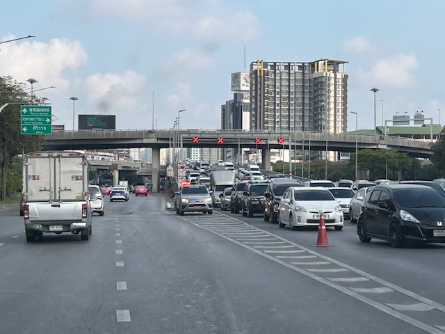 Counterflow lanes in Bangkok, Thailand « Caught (up) in traffic